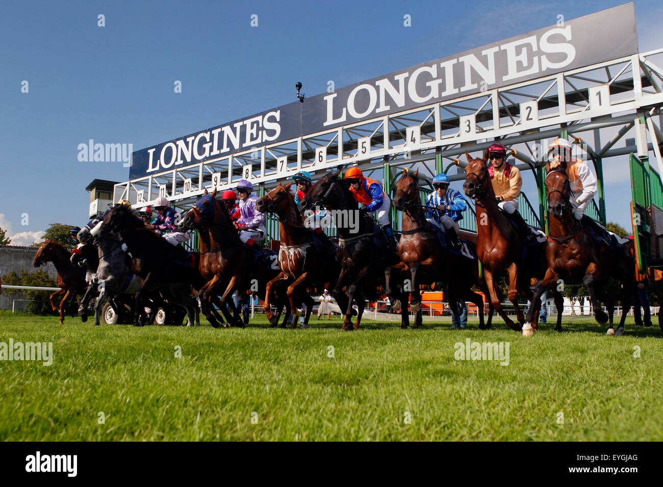 Iffezheim, Deutschland, Pferde und jockeys zu Jahresbeginn ein ...