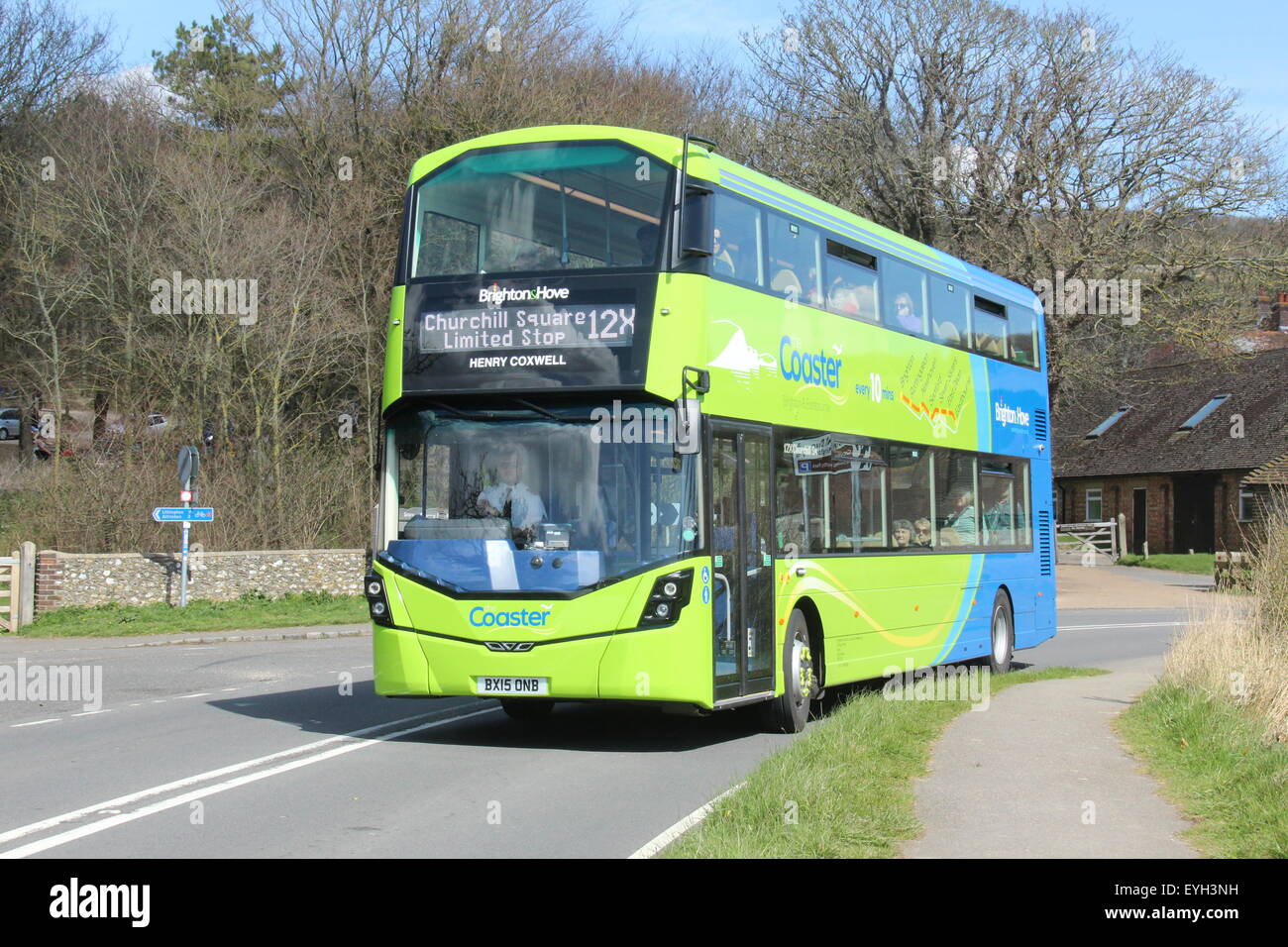 EINE GRÜNE UND BLAUE BRIGHTON & HOVE WRIGHT STREETDECK DOPPELDECKER BUS ...