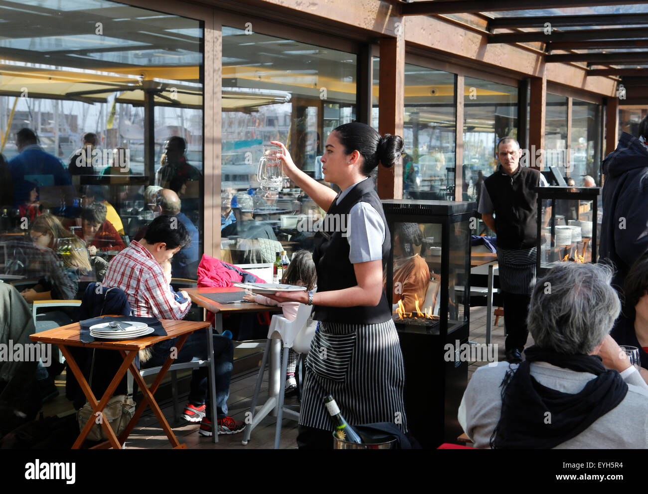Kellnerin bei der Arbeit Stockfotografie - Alamy
