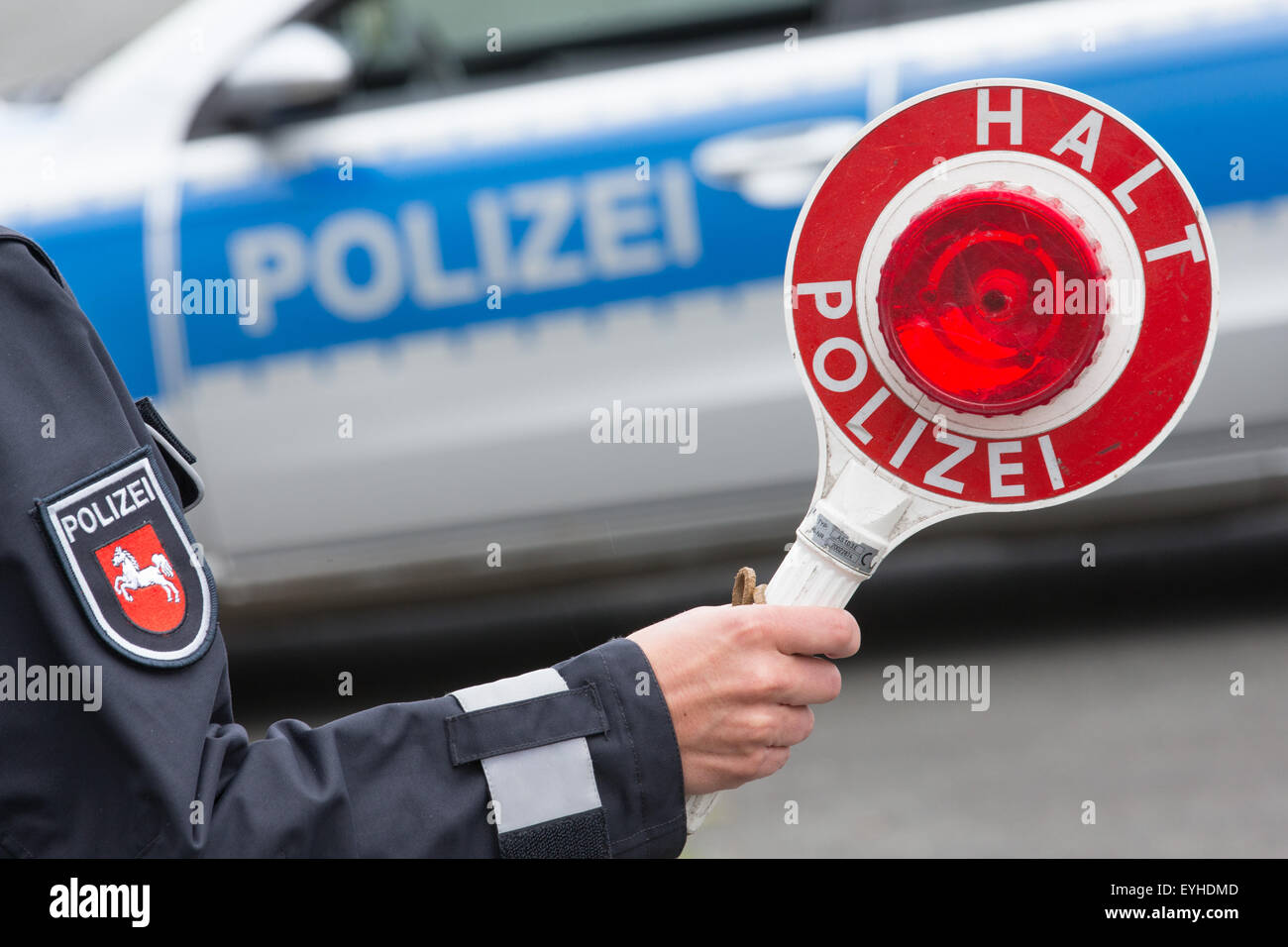 Osnabrück, Deutschland. 27. Juli 2015. Ein Polizist hält einen ...