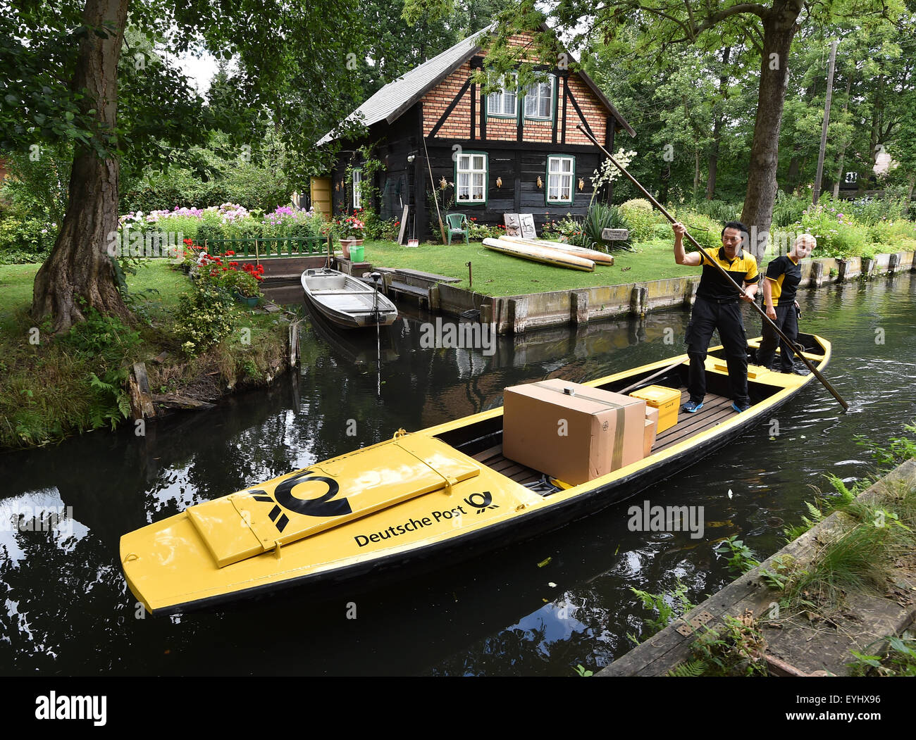 Postbote liefert briefe -Fotos und -Bildmaterial in hoher Auflösung – Alamy