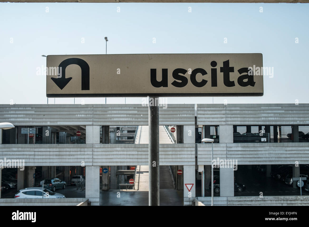 Italian road sign -Fotos und -Bildmaterial in hoher Auflösung – Alamy