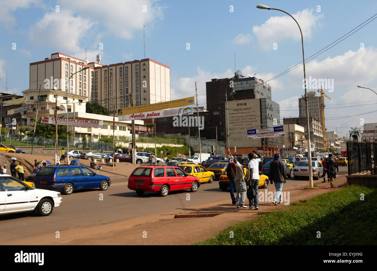 Yaounde cameroon buildings -Fotos und -Bildmaterial in hoher Auflösung ...