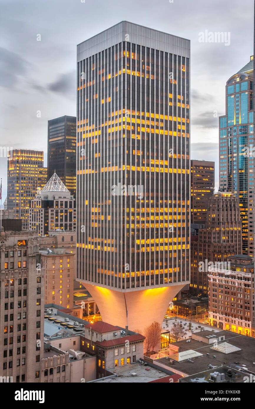 Rainier Tower in Downtown Seattle ein umgekehrter, verjüngender ...