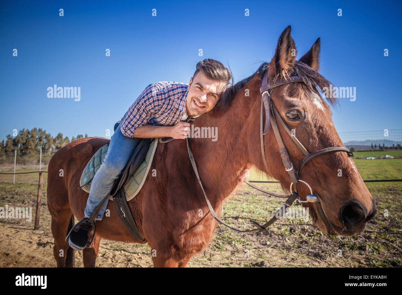 Mann auf pferd -Fotos und -Bildmaterial in hoher Auflösung – Alamy