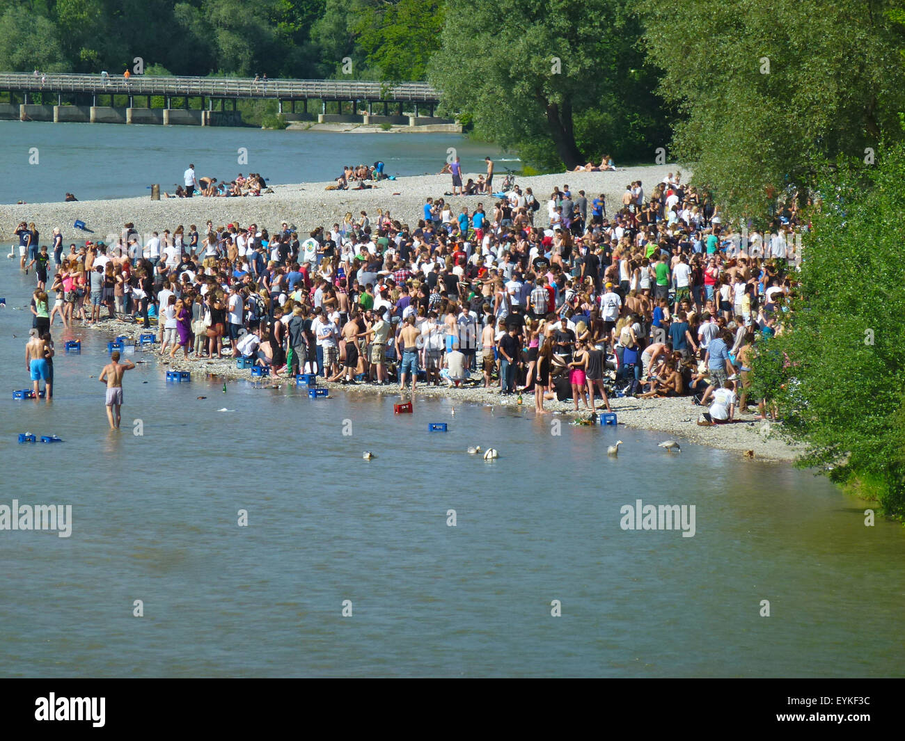 Deutschland, Oberbayern, München, die Isar in Thalkirchen, Strandparty ...