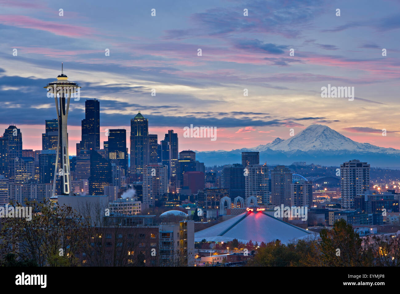 Skyline von Seattle in der Dämmerung mit Wolken, Mount Rainier im ...