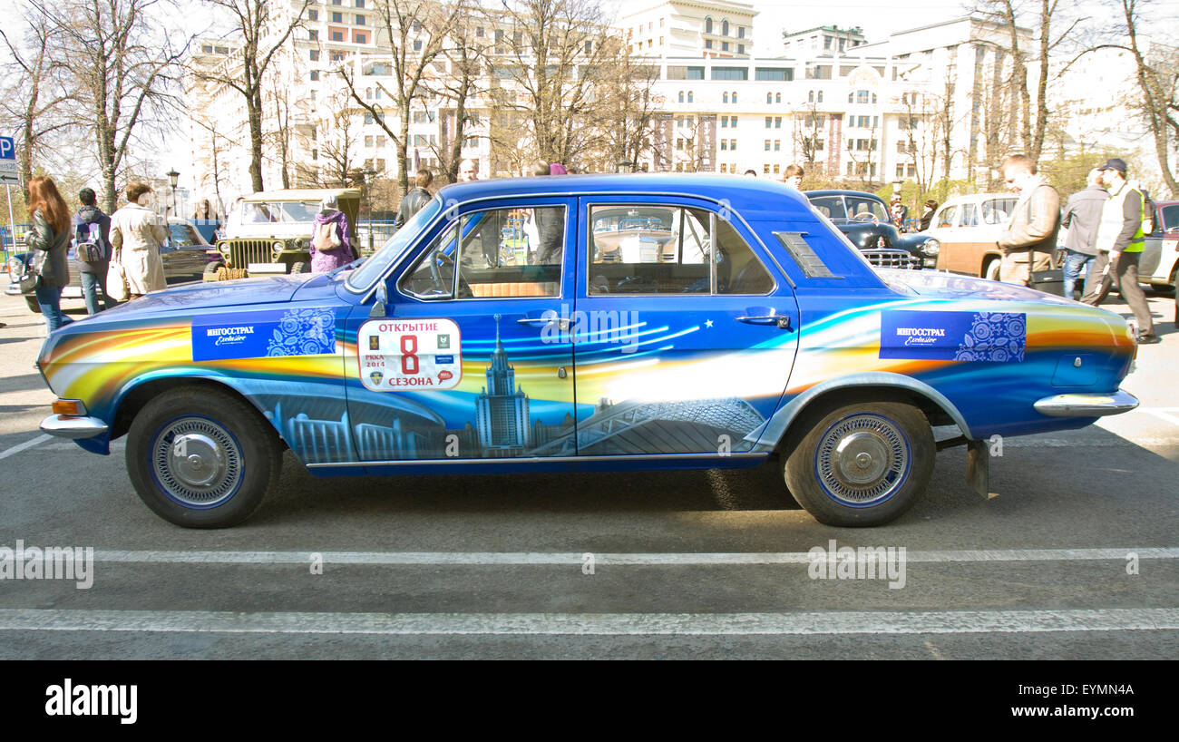 Moskau - 27. April 2014: Russische Retro-Auto Wolga GAZ auf Rallye von ...