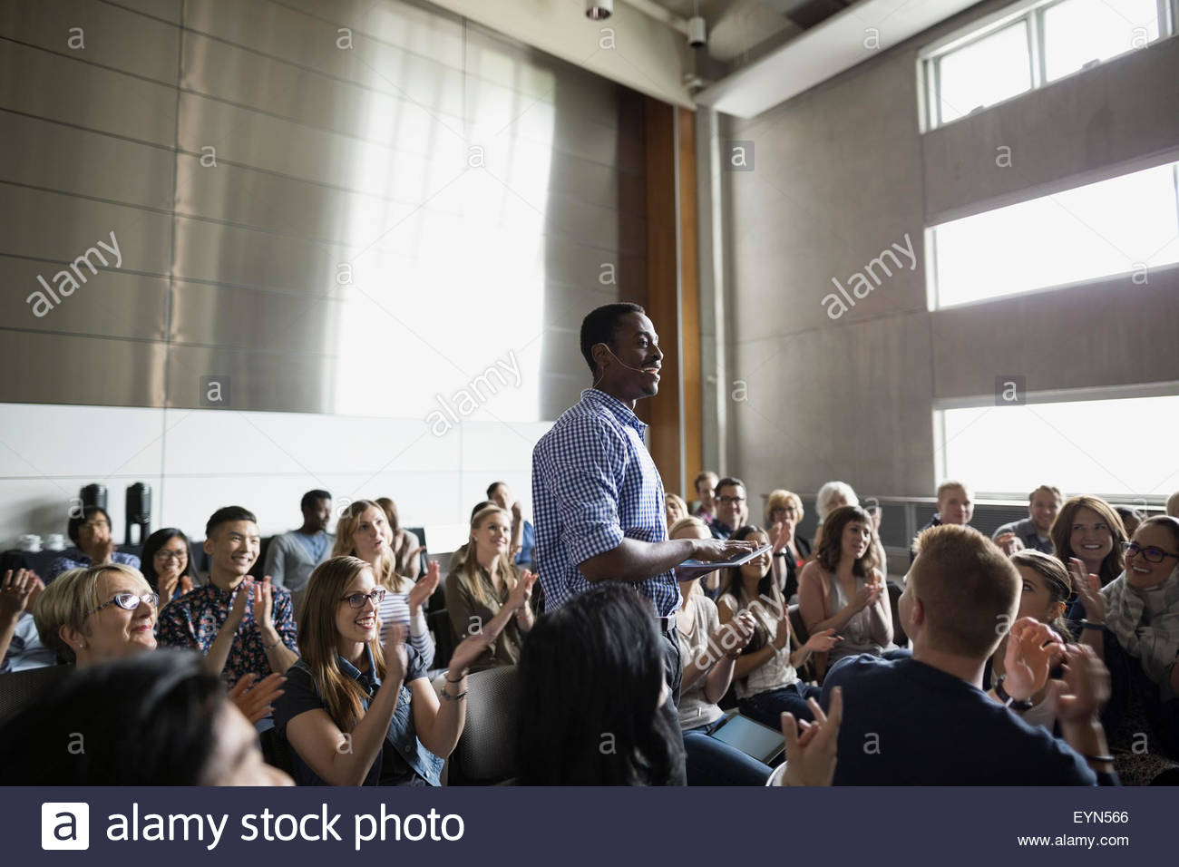 Ein publikum geben -Fotos und -Bildmaterial in hoher Auflösung – Alamy