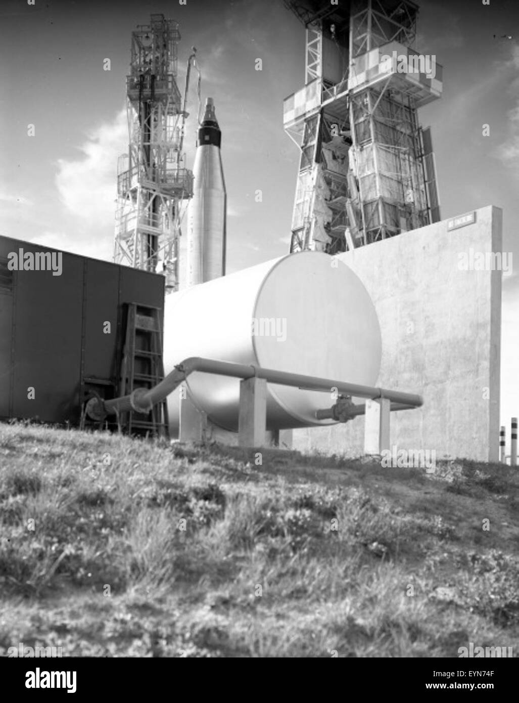 Ein Foto aus der Atlas negative Collection, das ein Militärflugzeug im ...