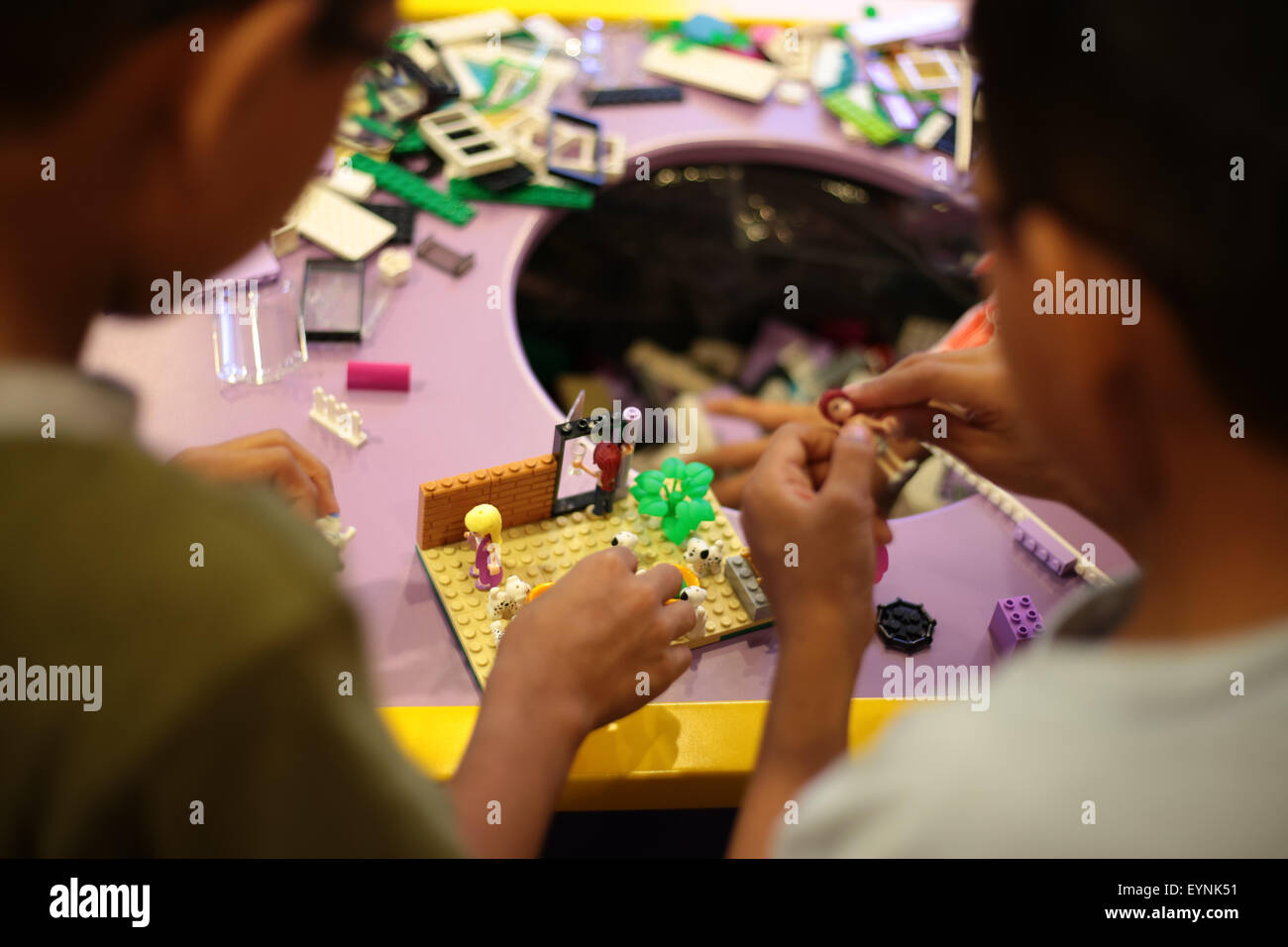 Kinder bauen ihre Phantasie mit Lego-Steinen am Lego Spieltisch ...