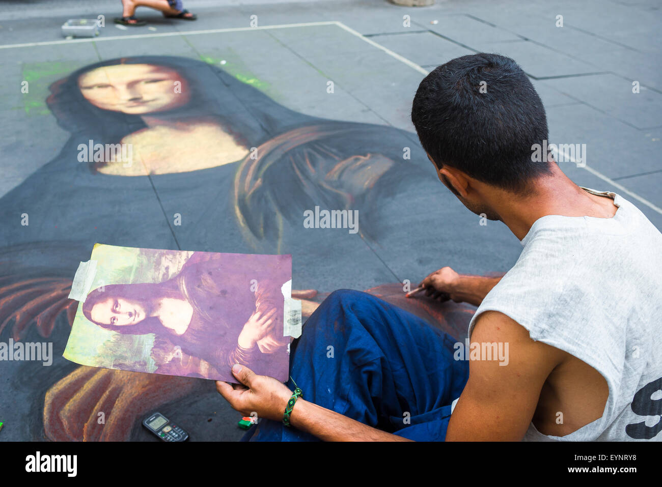 Mona Lisa, ein bürgersteig Artist legt letzte Hand an eine Zeichnung ...