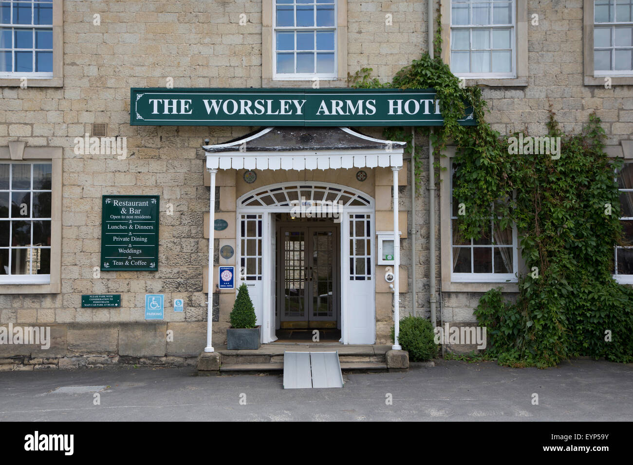 Hovingham yorkshire worsley arms hotel -Fotos und -Bildmaterial in ...