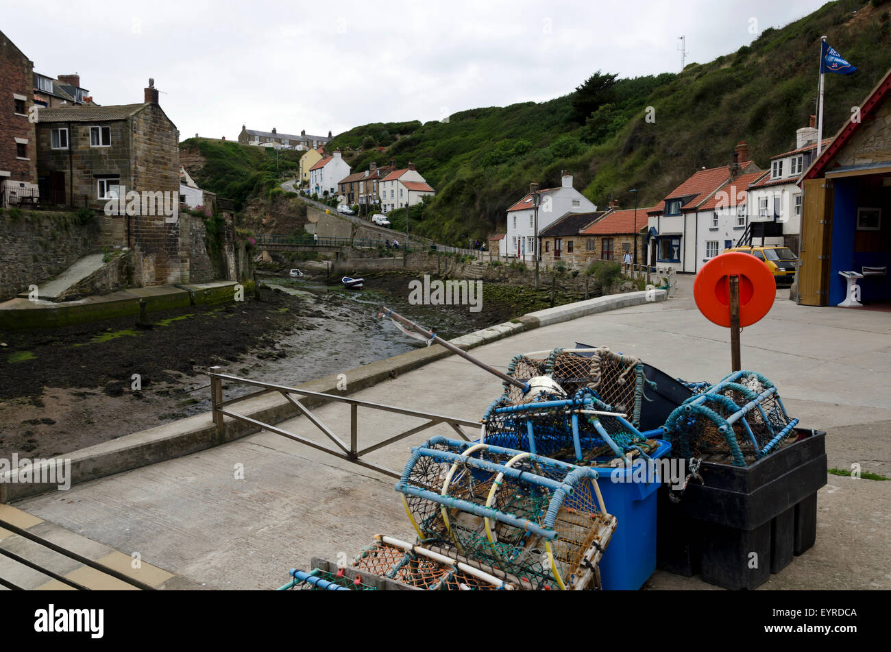 Ebbe in der attraktiven Dorf Staithes an der Küste von North Yorkshire ...