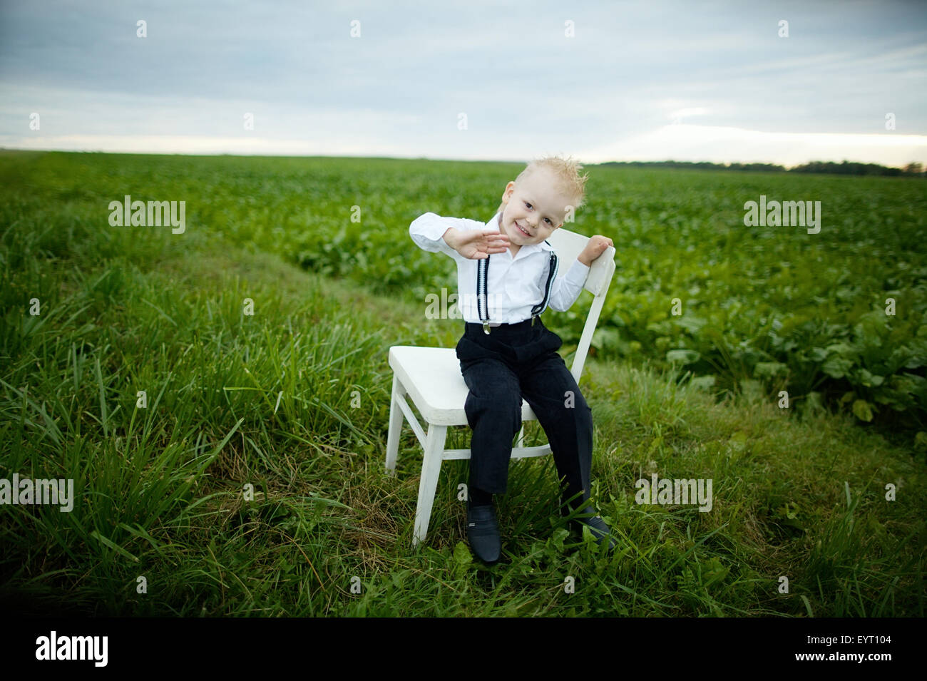 Kind sitzt auf stuhl -Fotos und -Bildmaterial in hoher Auflösung – Alamy