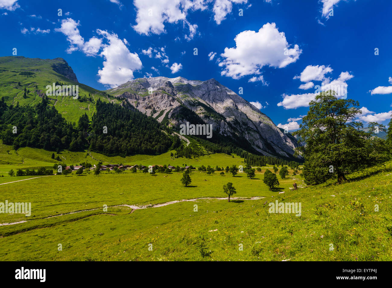 Österreich, Tirol, Karwendelgebirge, Alpenpark Karwendel, Alpendorf ...