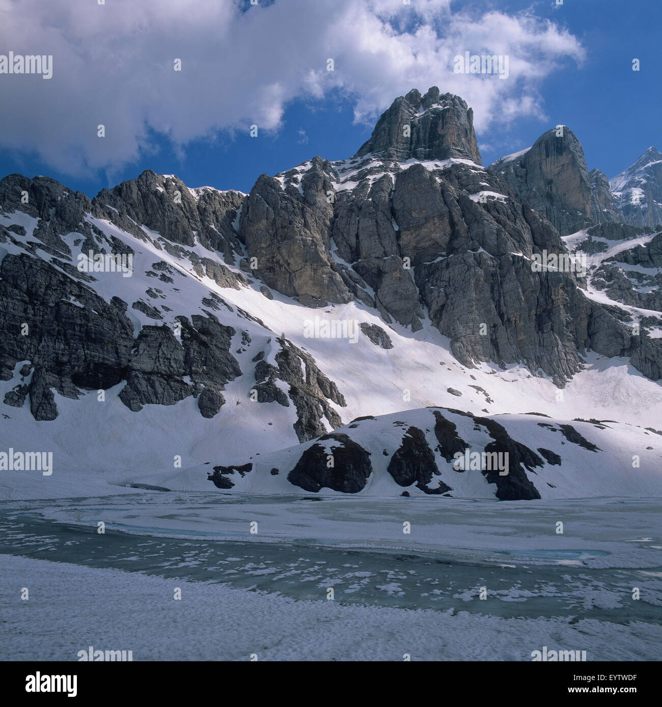Lago Coldai, Dolomiten, Bergsee im Frühling Stockfotografie - Alamy