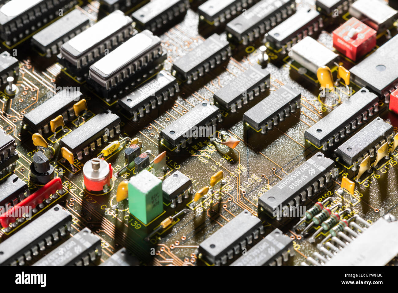 Reihen von elektrischen Komponenten fast fein säuberlich auf Computer ...