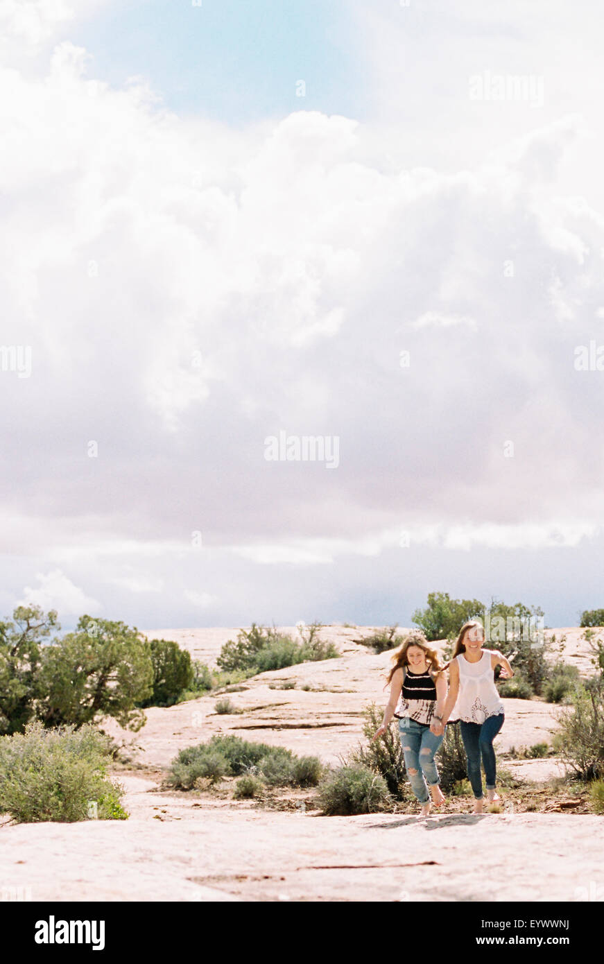 Zwei barfuß Frauen laufen in einer Wüste Stockfotografie - Alamy