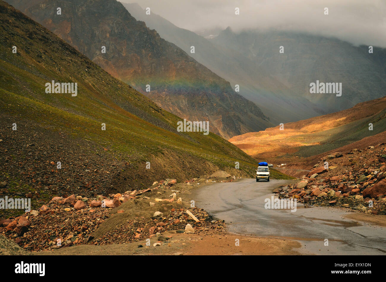 Regenbogen und auto -Fotos und -Bildmaterial in hoher Auflösung – Alamy