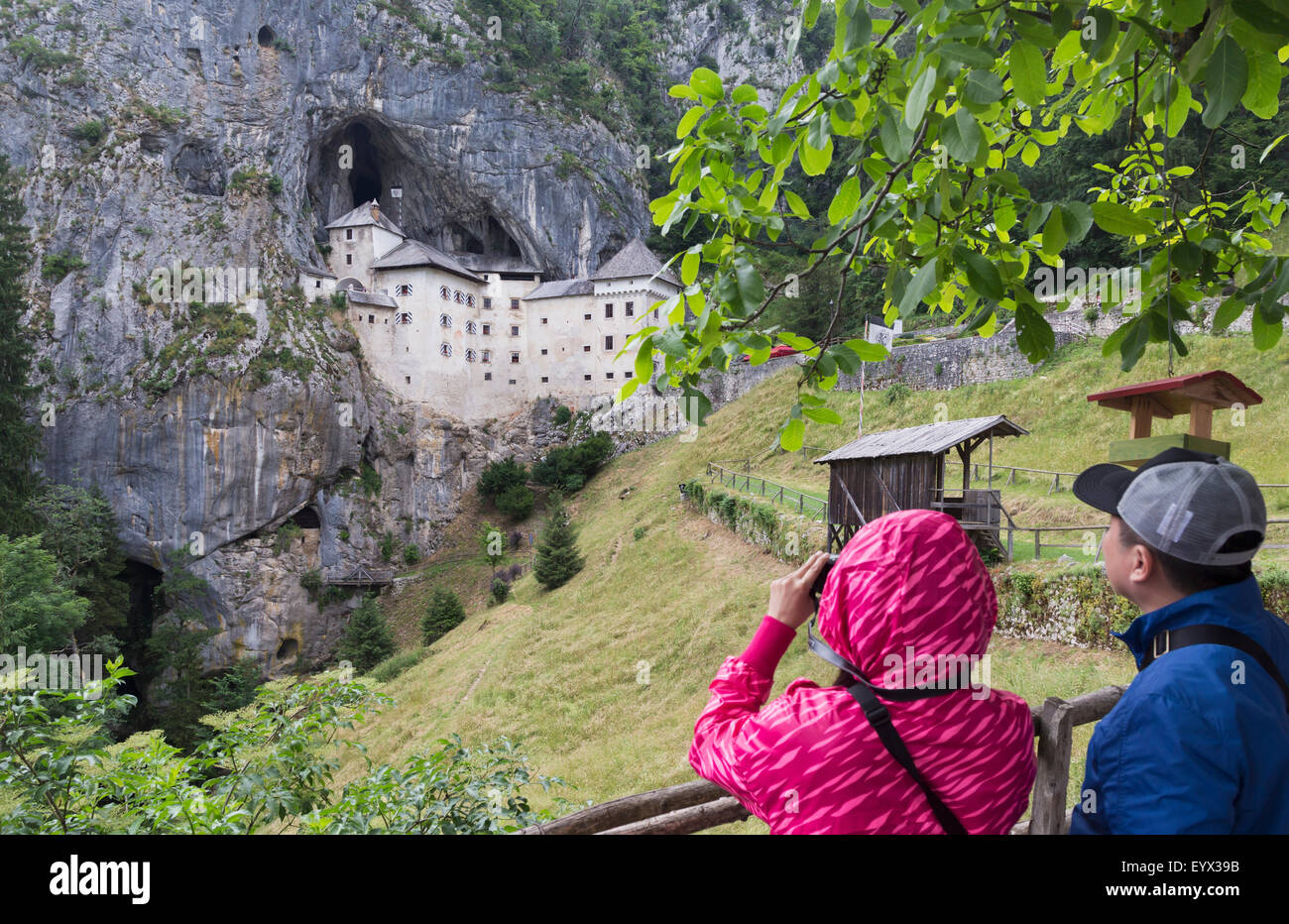 Predjama, Inner Krain, Slowenien. Burg Predjama, in die Öffnung einer ...