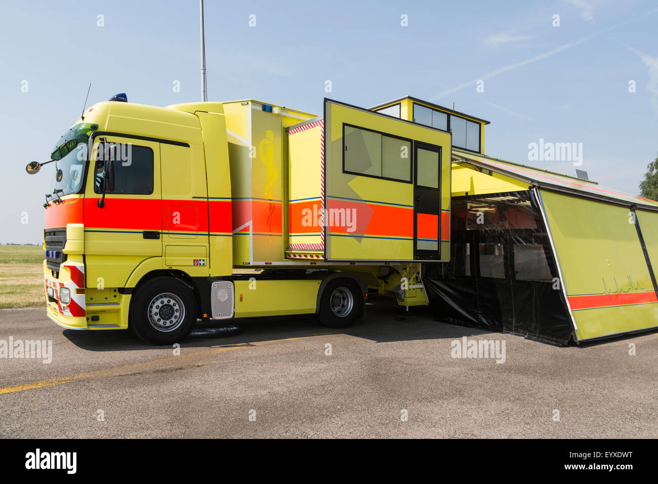 Mercedes benz notarztwagen -Fotos und -Bildmaterial in hoher Auflösung ...