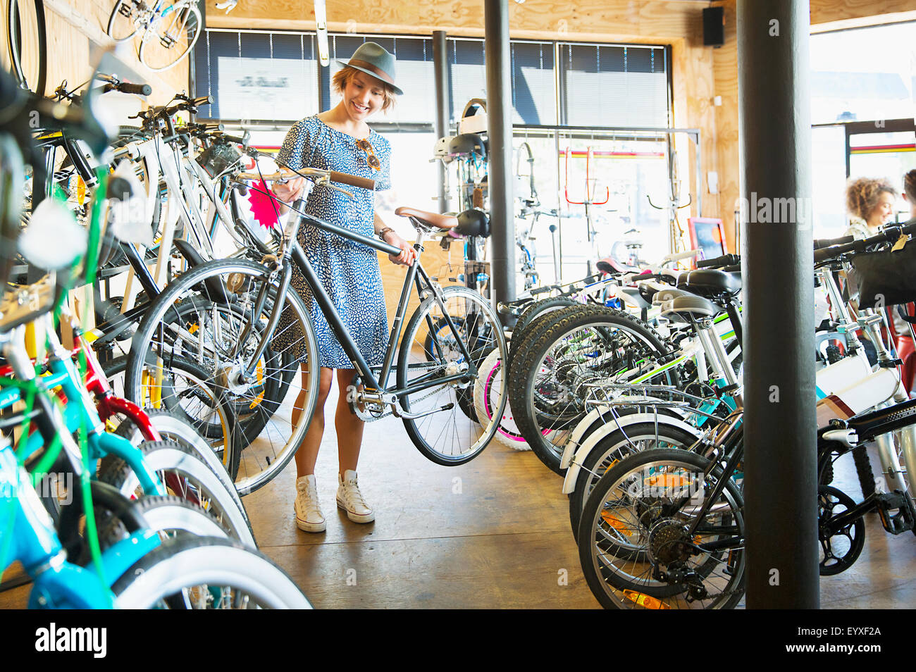 Frau steht rack -Fotos und -Bildmaterial in hoher Auflösung – Alamy