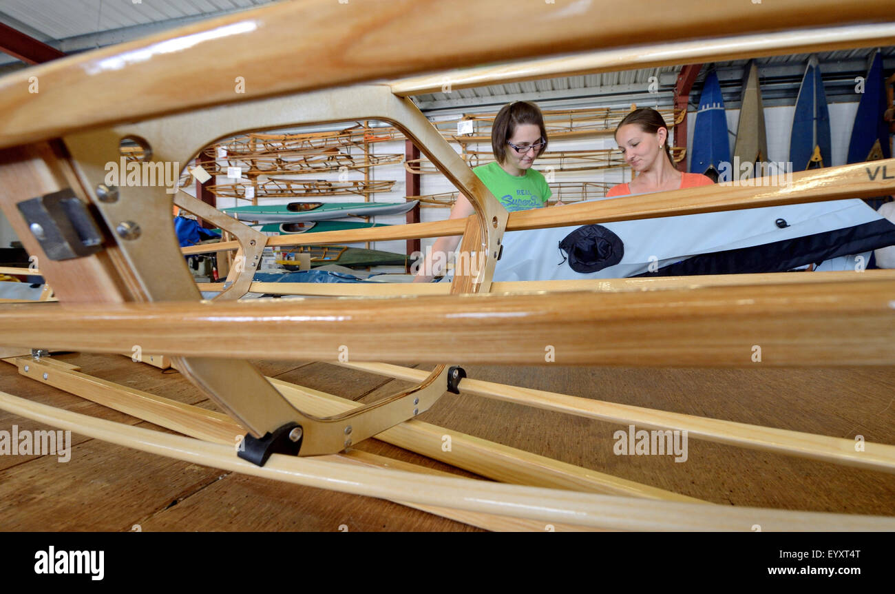 Beutel, Deutschland. 9. Juli 2015. Näherinnen Mandy Hauschild (L) und ...