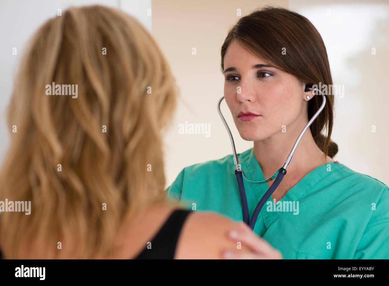 Doktor und krankenschwester, die im krankenhauszimmer sprechen -Fotos ...