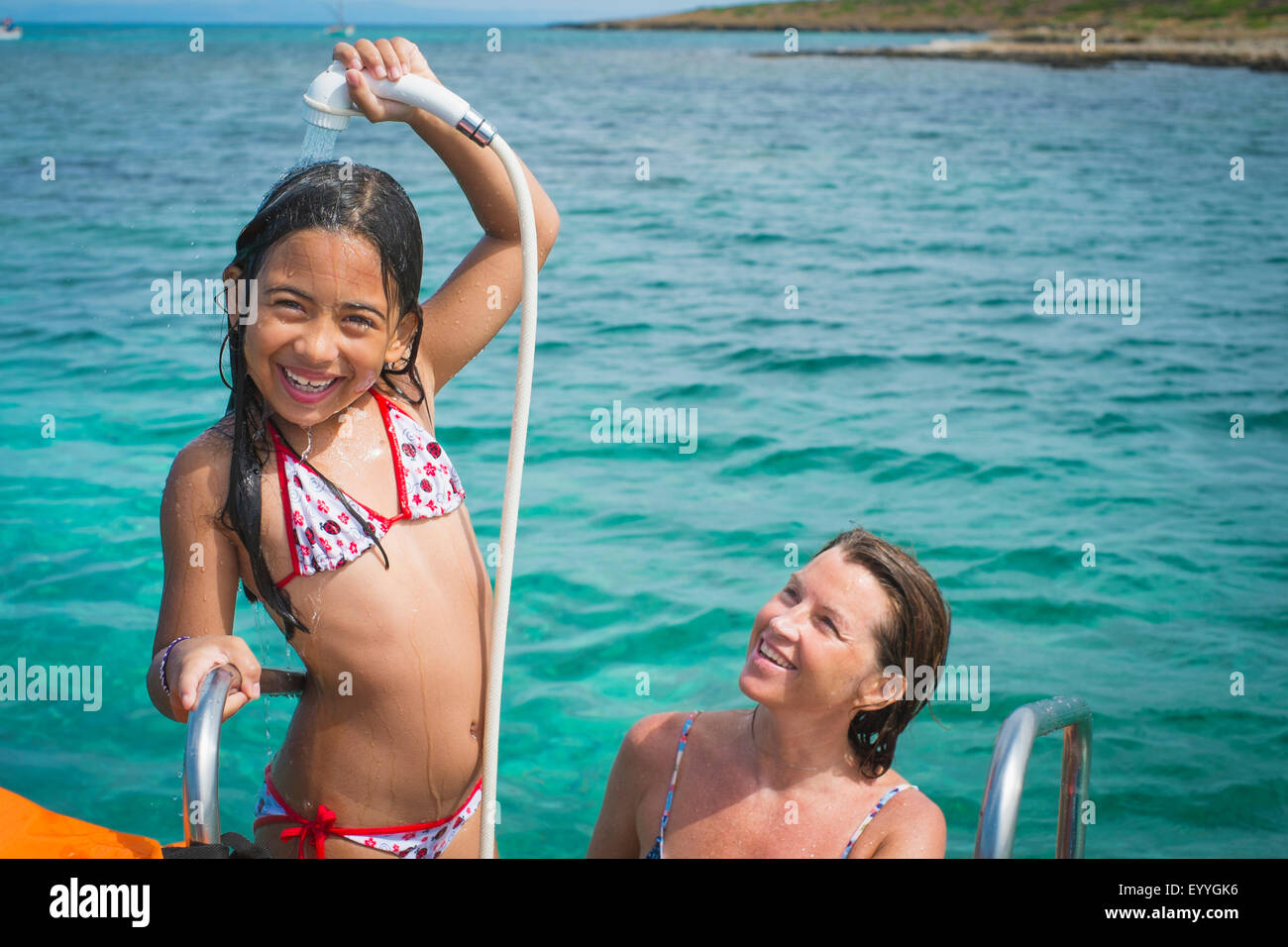 Mutter tochter bikini -Fotos und -Bildmaterial in hoher Auflösung – Alamy