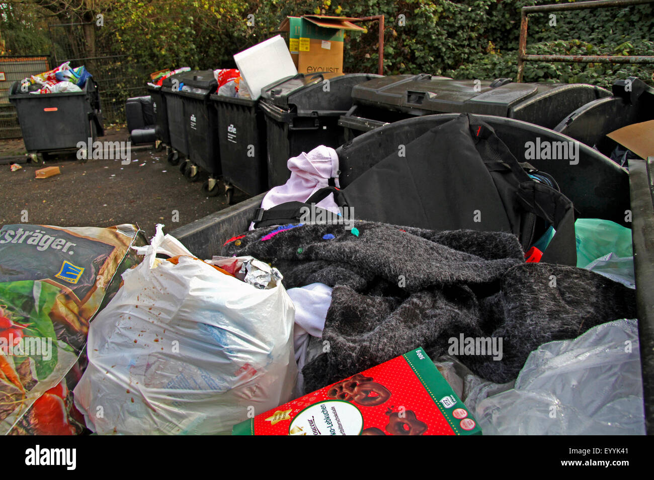Garbage containers -Fotos und -Bildmaterial in hoher Auflösung – Alamy