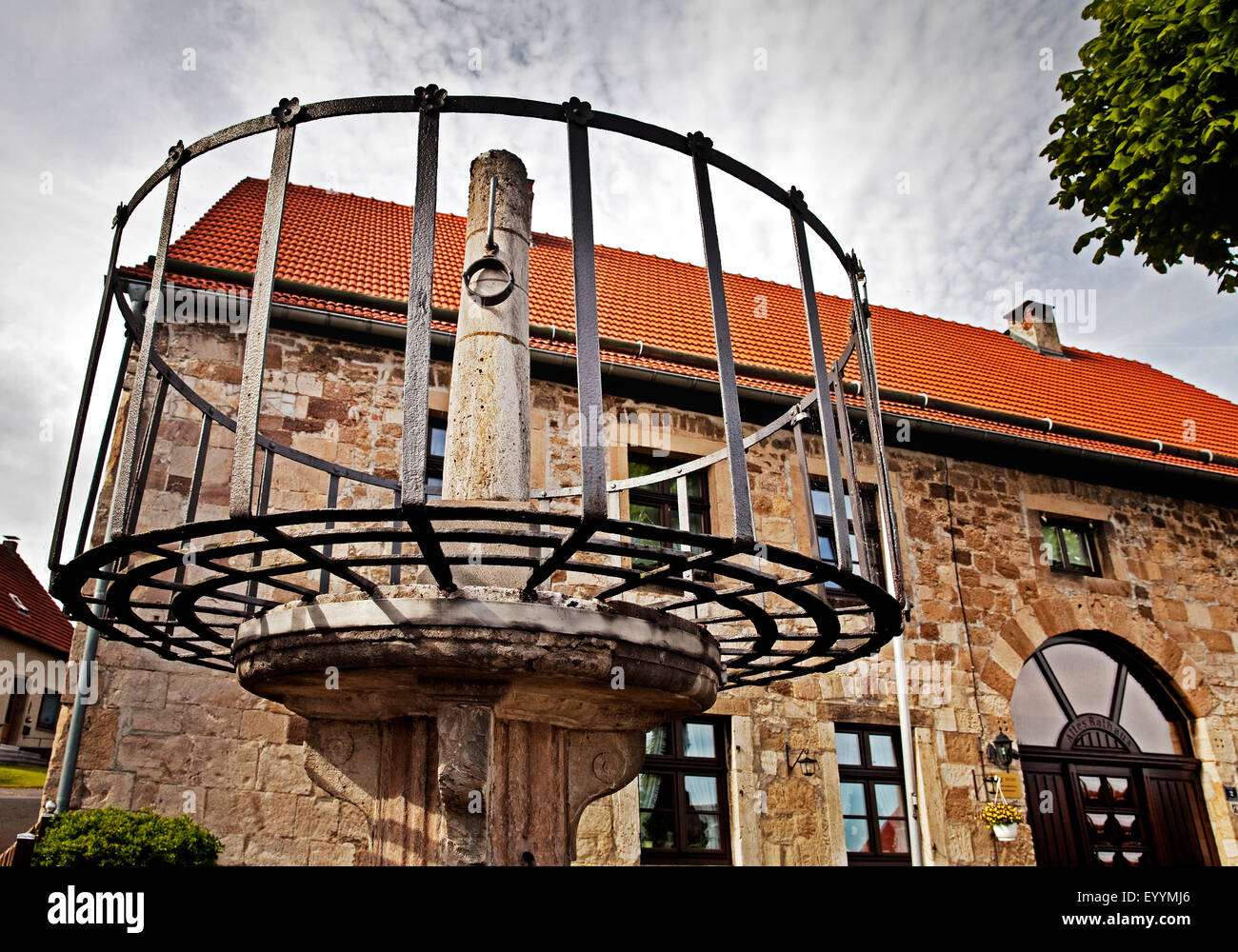 historischer Pranger vor dem alten Rathaus von Obermarsberg ...