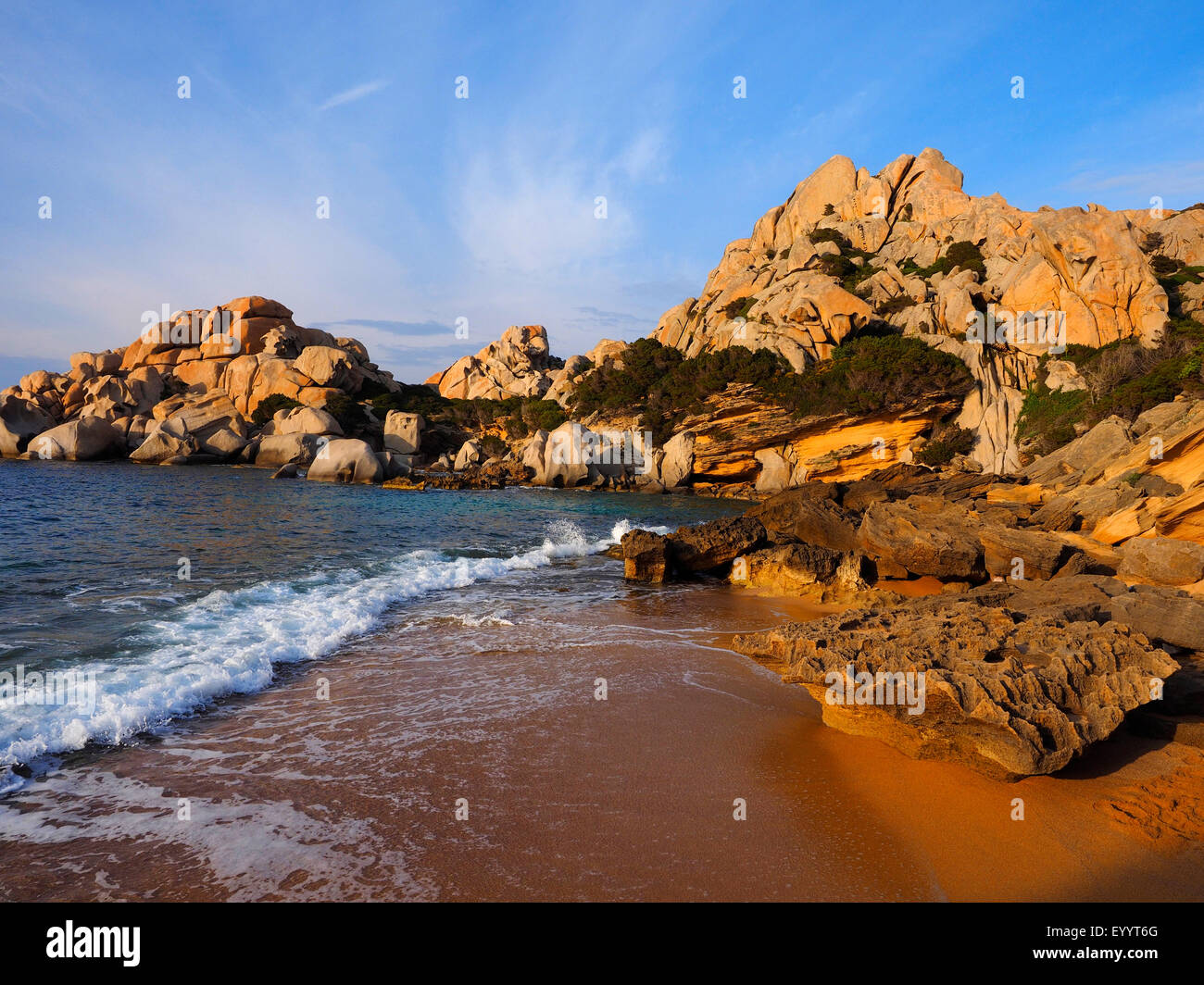 Granitfelsen am Strand von Capo Testa, Capo Testa, Italien, Sardinien ...