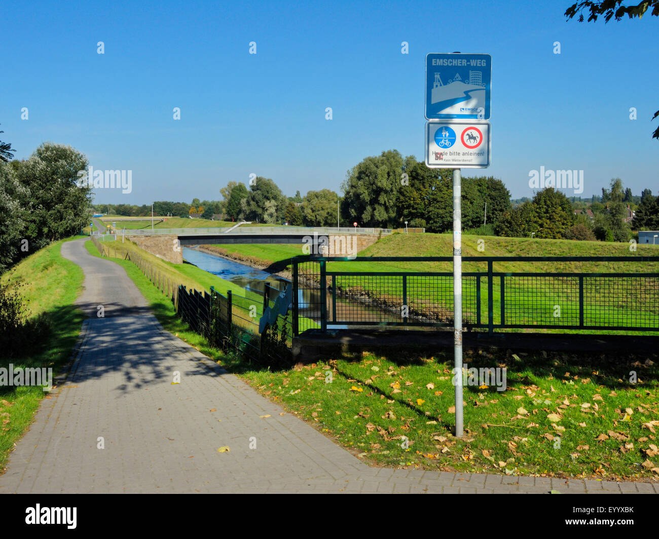 Fuß- und Radweg entlang der kanalisierten Fluss Emscher, Deutschland ...