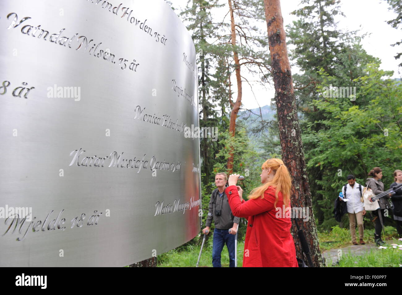Utoya, Norwegen. 5. August 2015. Eine Frau fotografiert die ringförmige ...