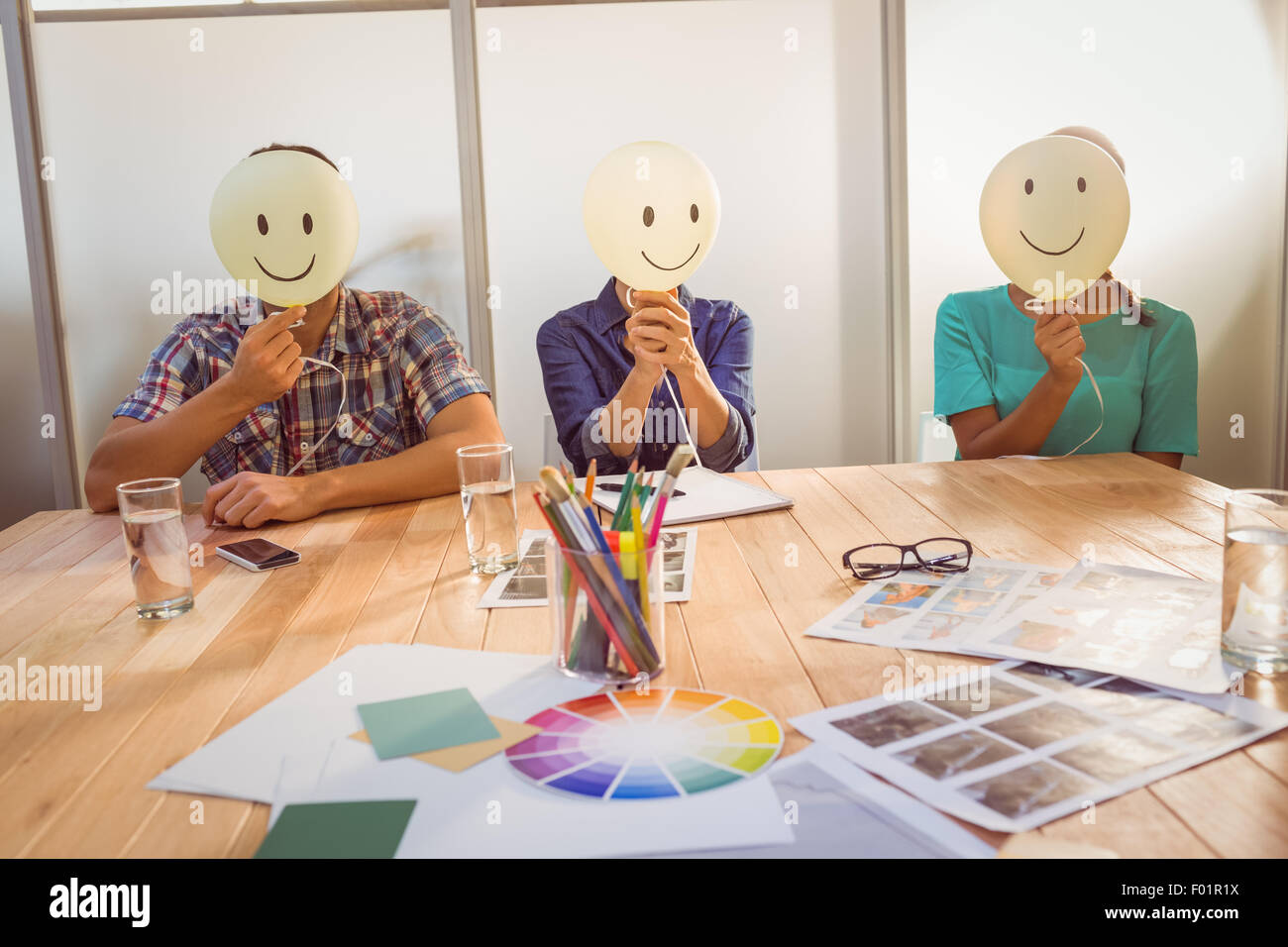 Menschen sitzend stuhl -Fotos und -Bildmaterial in hoher Auflösung – Alamy