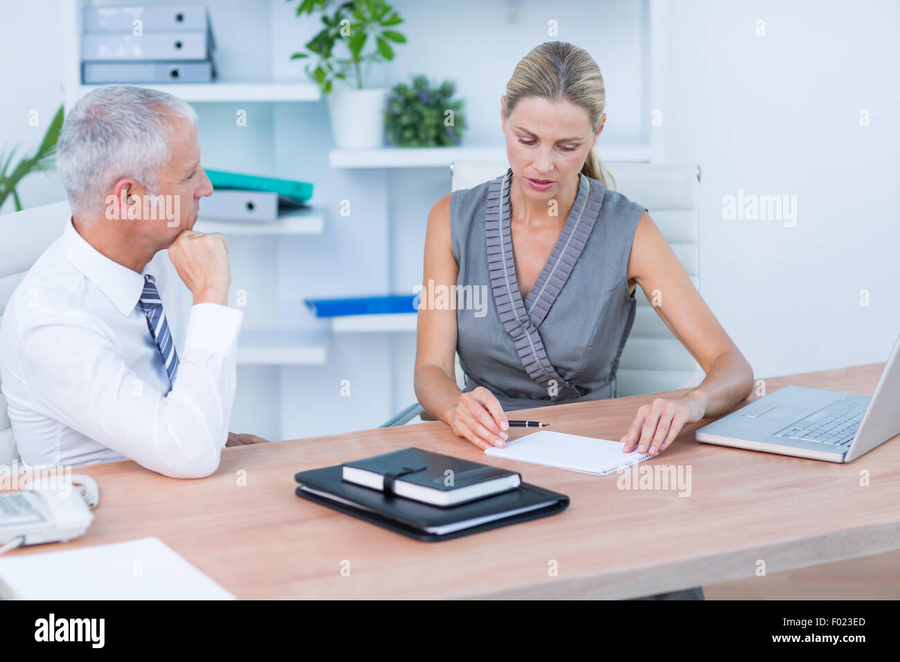 Kolleginnen und Kollegen arbeiten und sprechen Stockfotografie - Alamy