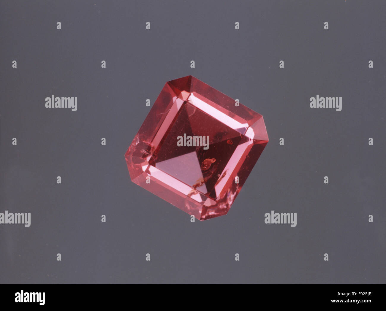 Spinell schneiden -Fotos und -Bildmaterial in hoher Auflösung – Alamy