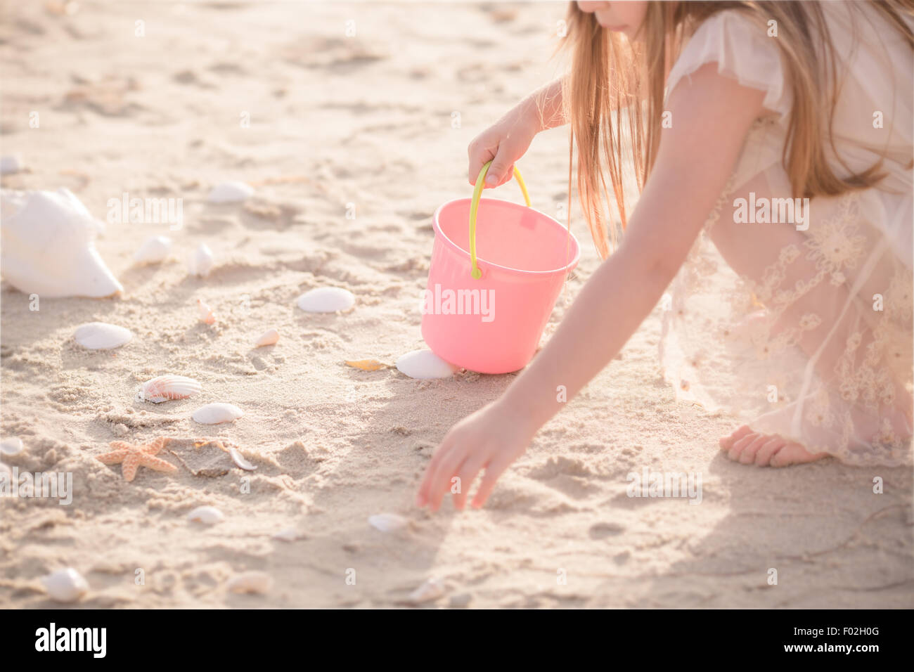 Kind Eimer Stockfotos und -bilder Kaufen - Alamy