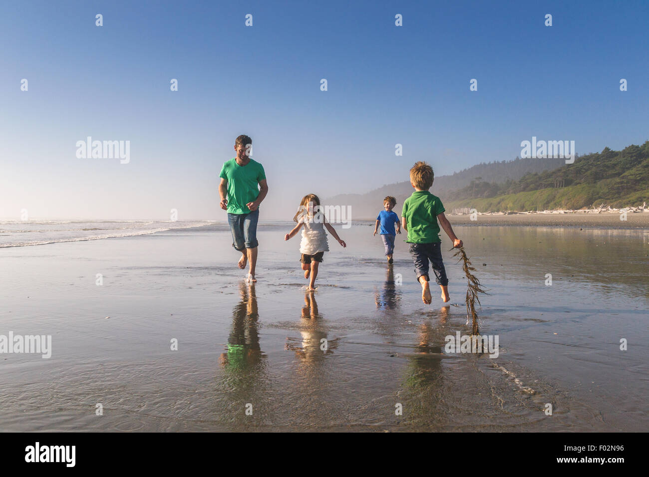 Drei Mädchen Spielen Am Strand Stockfotos und -bilder Kaufen - Alamy