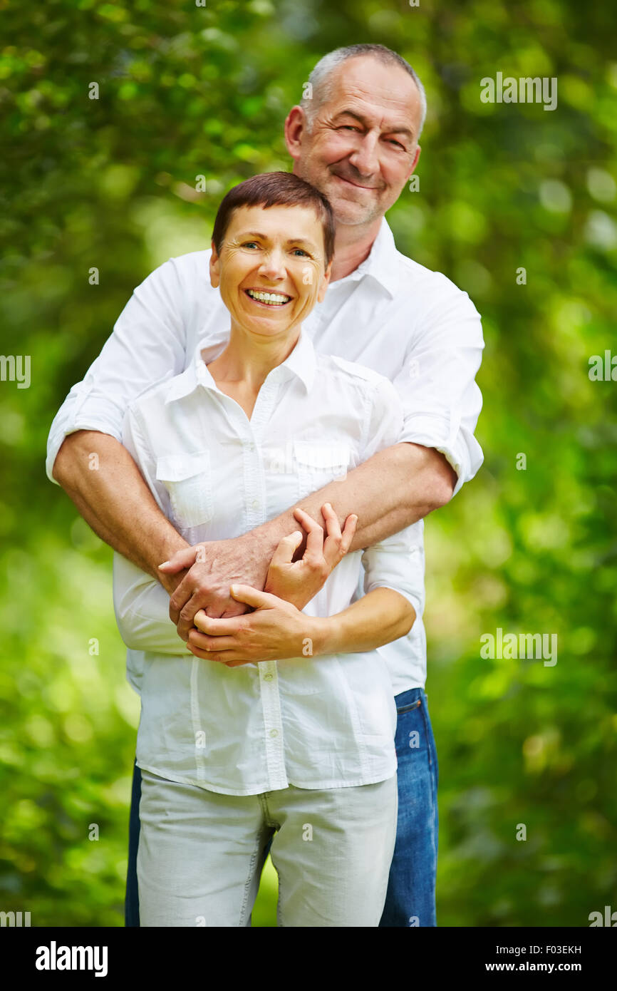 Gerne älteres Paar Stehen Gemeinsam In Der Natur Stockfotografie Alamy