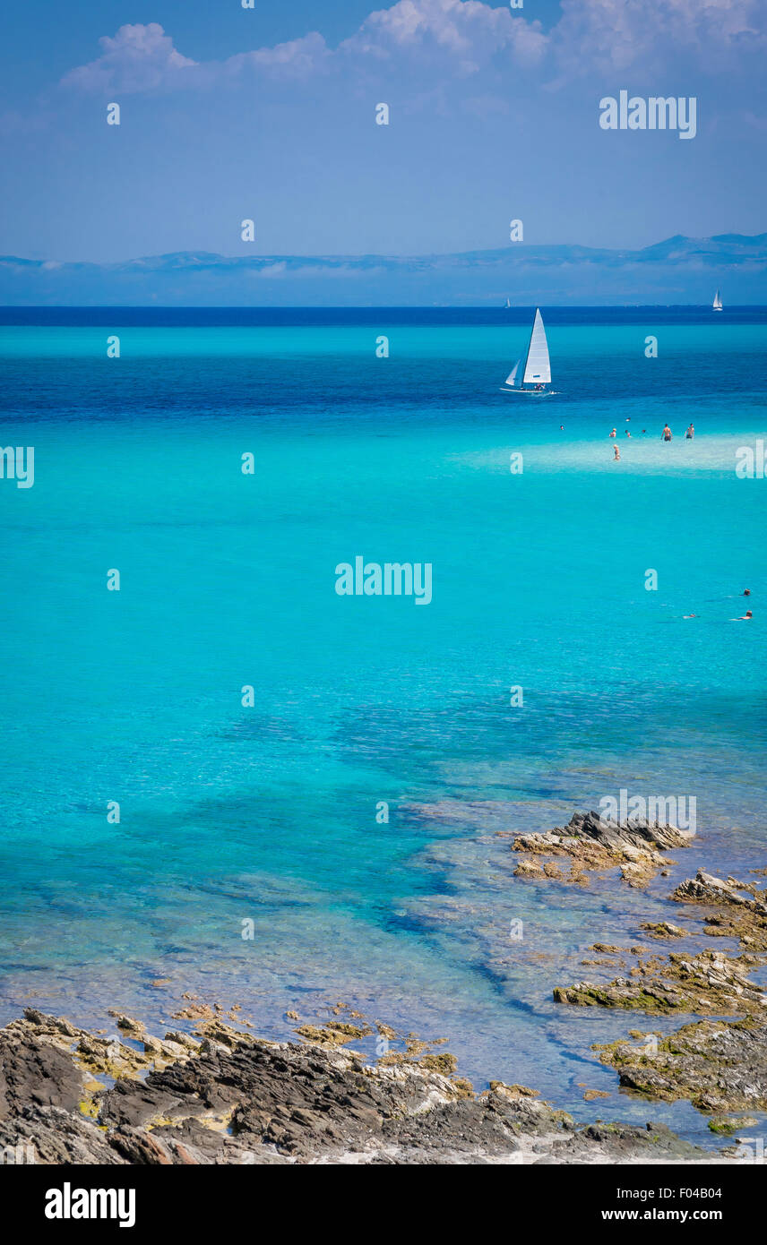 La Pelosa Beach atemberaubendes Meerwasser, Sardinien Stockfotografie ...