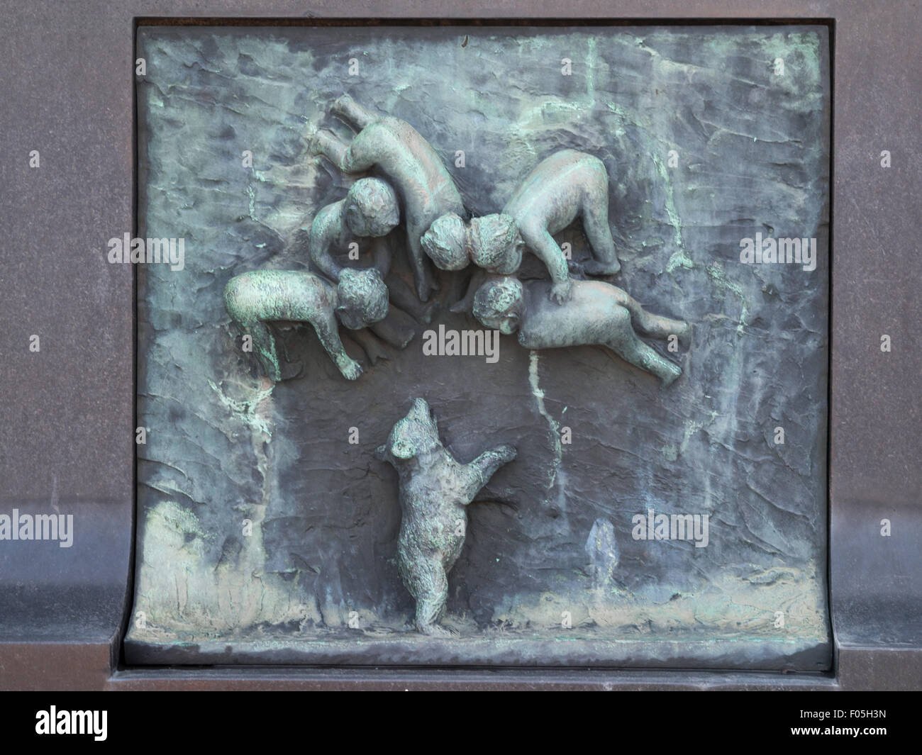 Bronzerelief von Kindern mit Bär von den "ewigen Lebenszyklus der ...