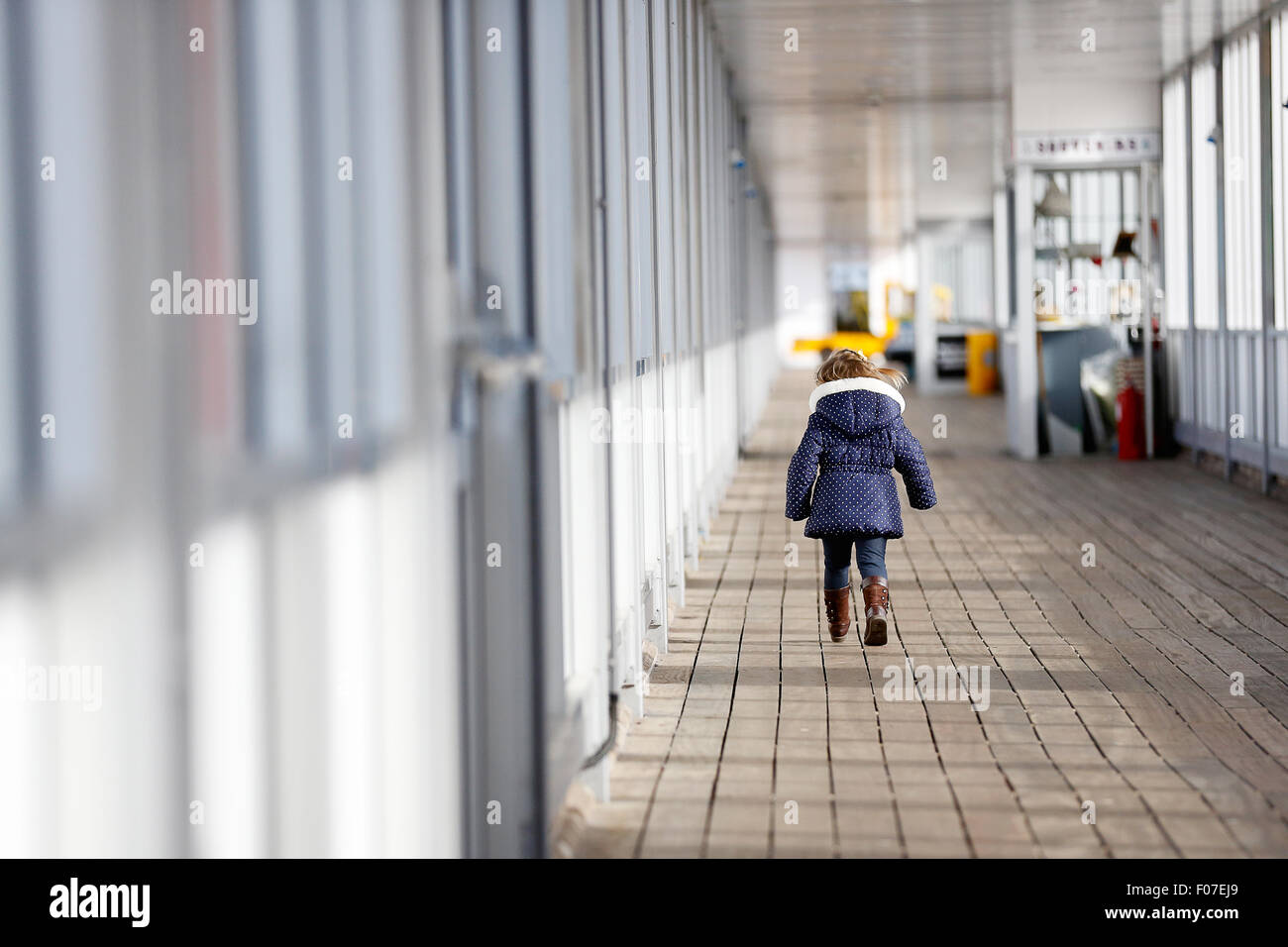 Mit einem kind laufen -Fotos und -Bildmaterial in hoher Auflösung – Alamy