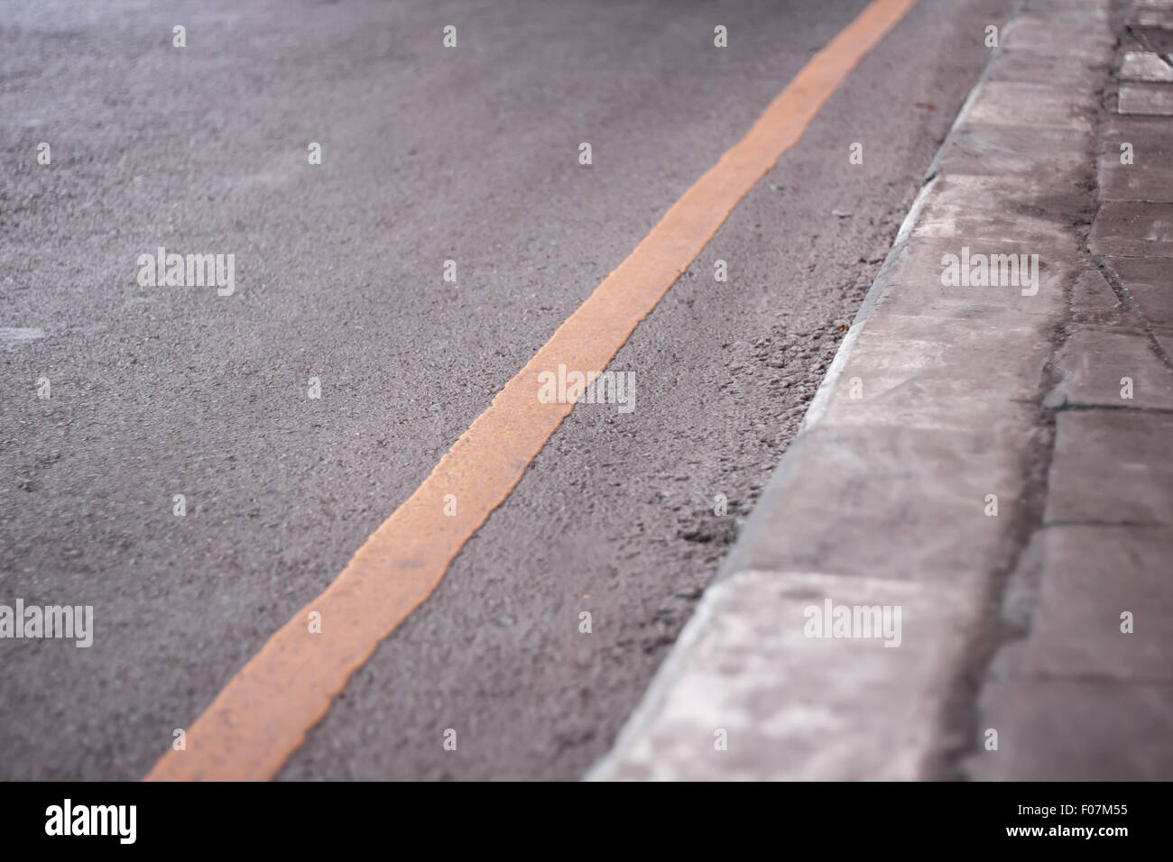 Gehweg Pflaster Gehweg und Straße mit Verkehrszeichen Stockfotografie ...