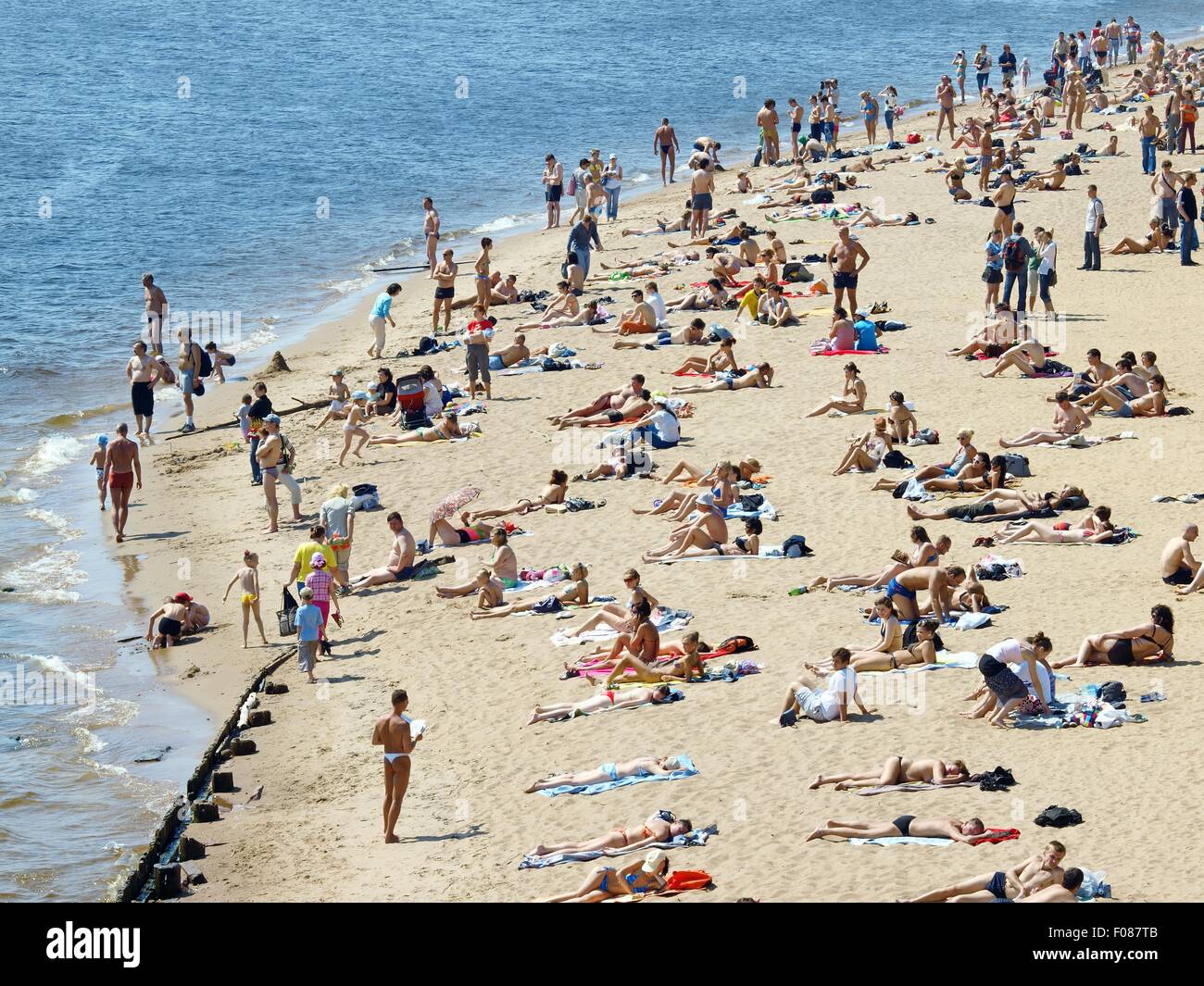 Menschen entspannen am Strand von Neva in St. Petersburg, Russland ...