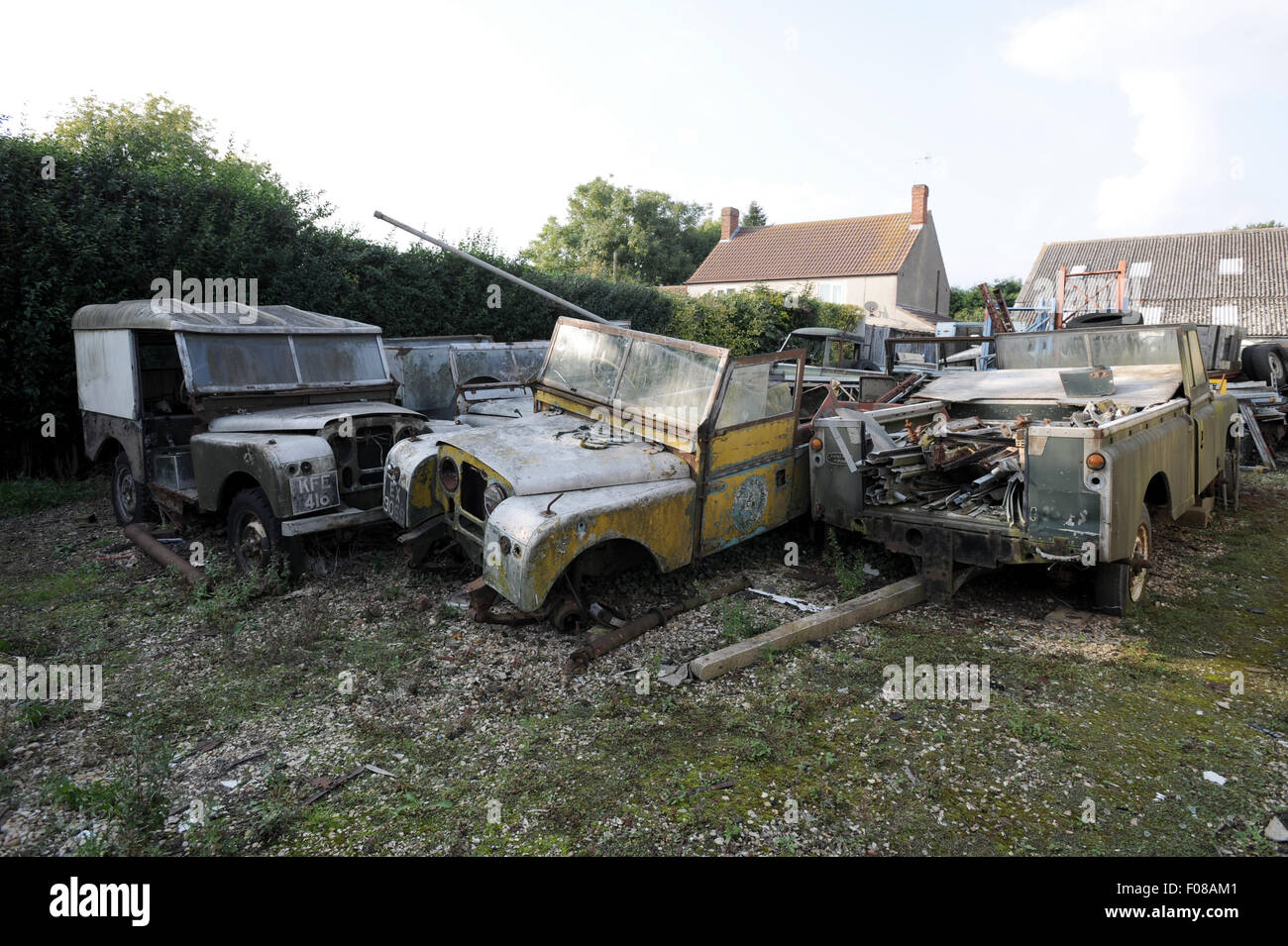 Klassische Land Rover Faulnis in einem Breakers Yard Serie 1 und 2 Stockfotografie Alamy