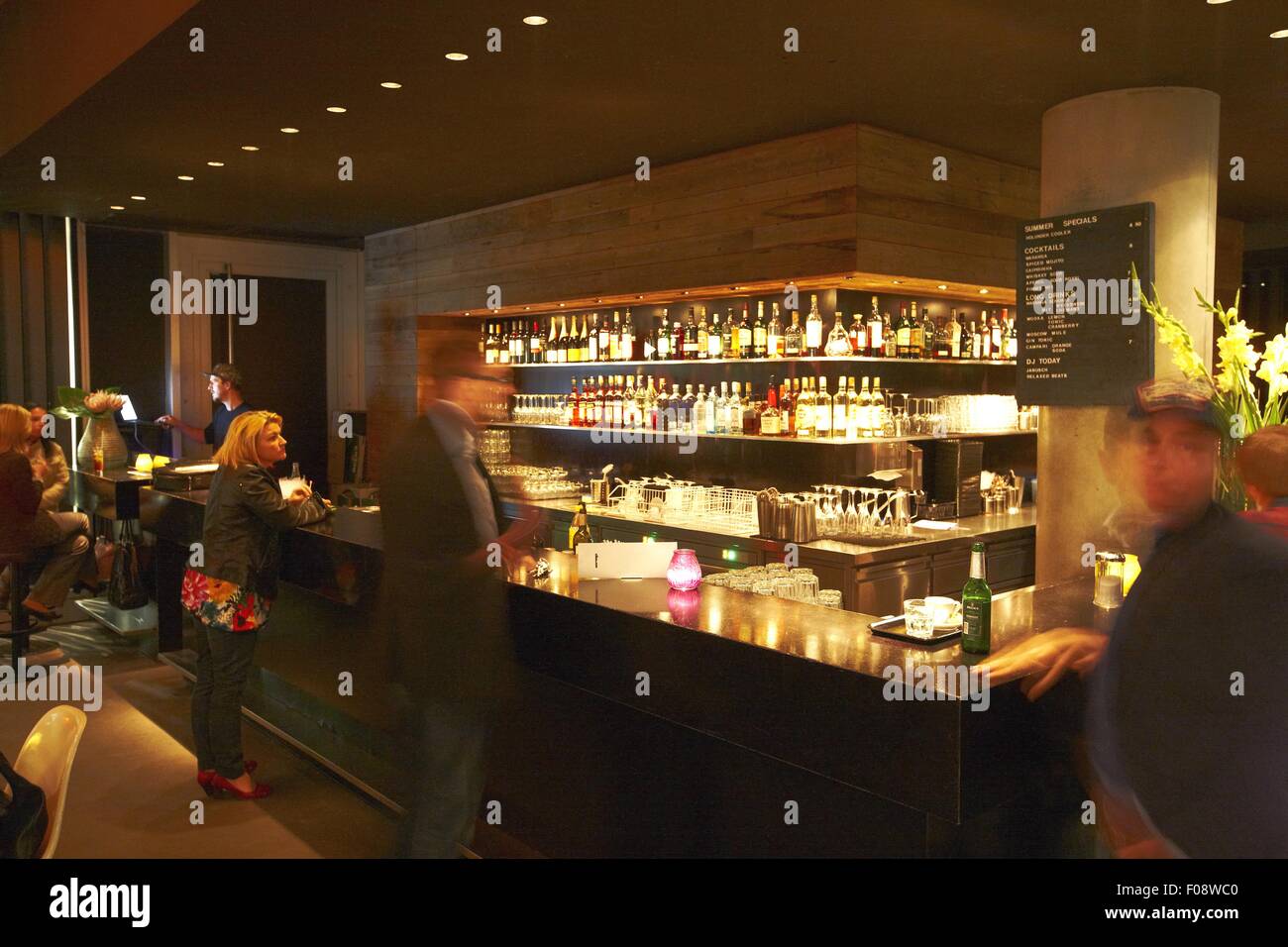 Menschen bei Waranga Bar in Stuttgart, Deutschland Stockfotografie - Alamy