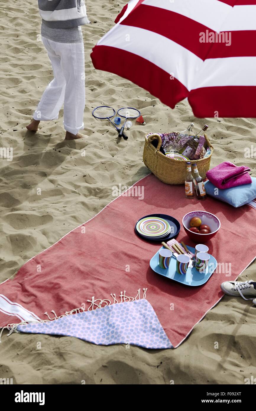 Picknick-Korb und Gerichte auf der Picknickdecke am Strand ...