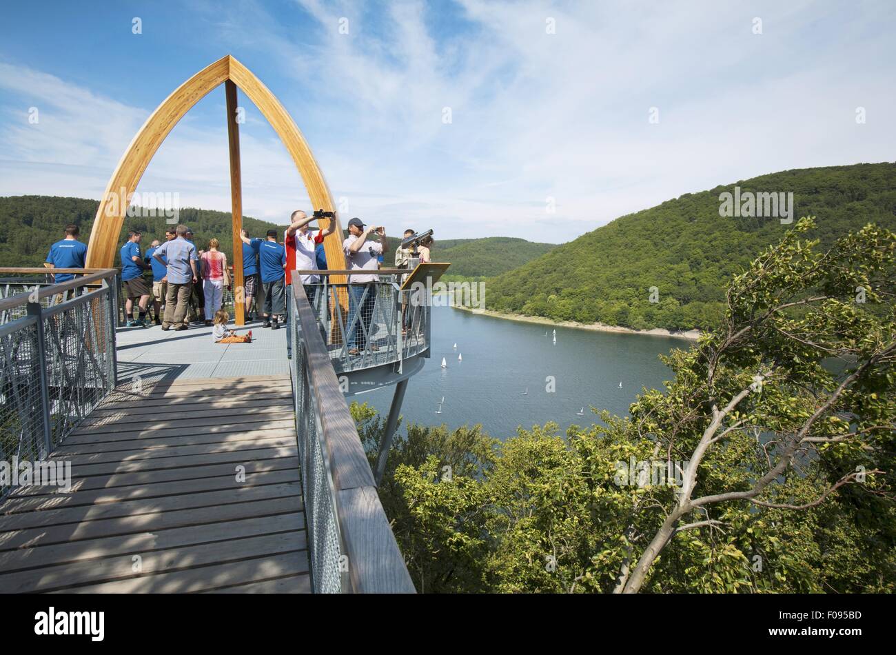Touristen im Tree Top Walk Brücke bei See Eder, Hemfurth-Edersee ...